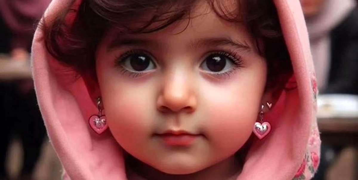 عکس واقعی ریحانه 2 ساله با کاپشن صورتی و گوشواره قلبی